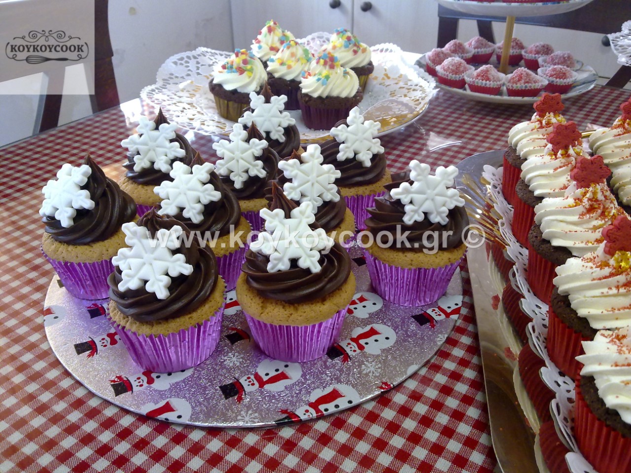 Χριστουγεννιάτικα cupcakes βανίλιας με μαλακή γκανάς σοκολάτας ...